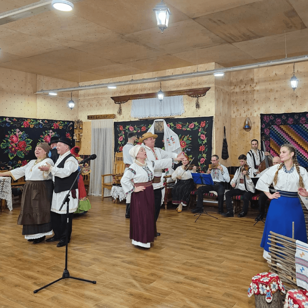 ACASĂ - Satul Moldovenesc Buciumul